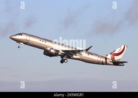 N527AH, Lineage Asset Company, Embraer ERJ-190 departing London ...