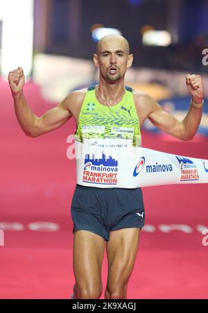 30 October 2022, Hesse, Frankfurt/M.: Beate runs in a strawberry ...