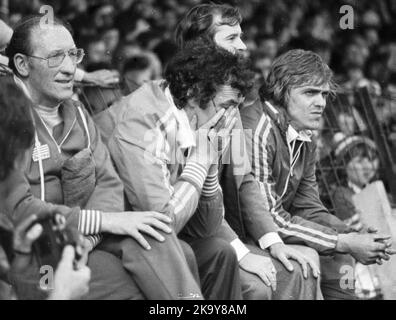 PORTSMOUTH GET PROMOTION AT NORTHAMPTON THE BENCH LEFT TO RIGHT, DAVE ...