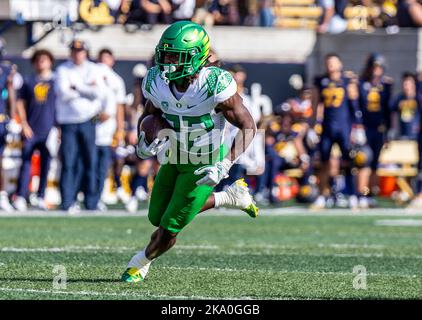Oregon running back Noah Whittington (6) attempts to leap over Ohio ...
