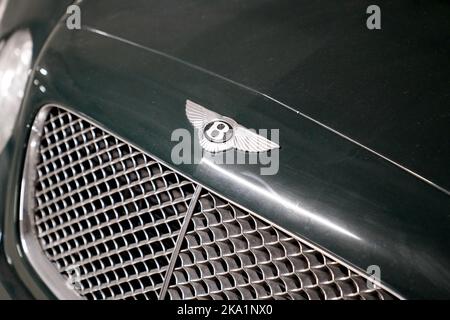 Bentley logo text and front sign chrome emblem Stock Photo - Alamy