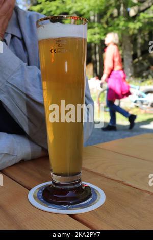 Ein Weißbier in einem Biergarten in Schliersee Bayern . Hefeweizen ...