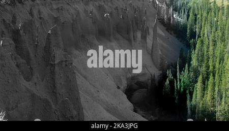 The Pinnacles, volcanic vents hugging the edge of crater lake in Oregon ...