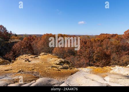 Bluffs and Autumn colors at Buffalo Rock State Park in Illinois, USA ...