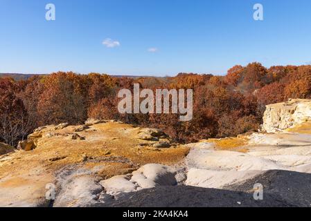 Bluffs and Autumn colors at Buffalo Rock State Park in Illinois, USA ...