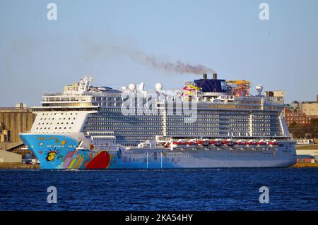 Norwegian Breakaway, a cruise ship operated by Norwegian Cruise Line ...