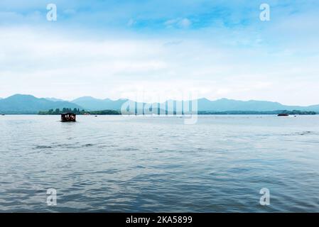 View on the enchanting West Lake, Hangzhou, China Stock Photo - Alamy