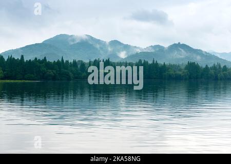 View on the enchanting West Lake, Hangzhou, China Stock Photo - Alamy