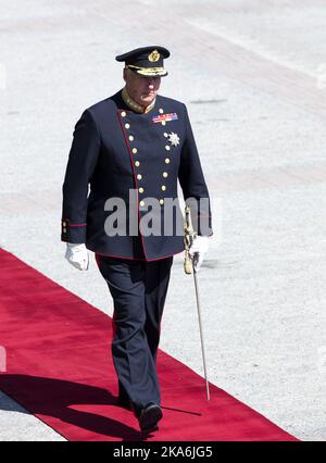 OSLO, Norway 20160610. King Harald (with his back to camera) inspects ...