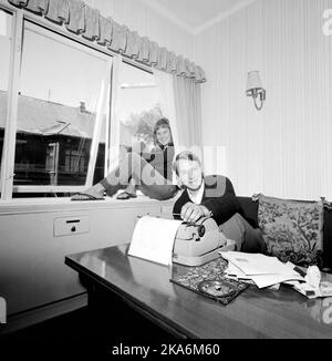 The author Axel Jensen with his wife Marianne Ihlen Stock Photo - Alamy