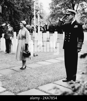 A wreath laid by Queen Elizabeth II at Batalha Monastery, Portugal ...