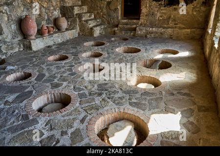 Weinkeller, in den Boden eingelassene Tongefäße zur Weinherstellung ...