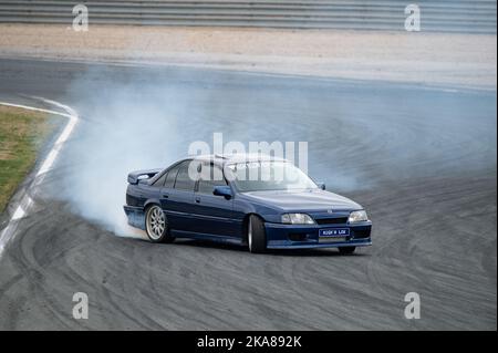 Opel Omega drifting on the racing circuit Stock Photo - Alamy