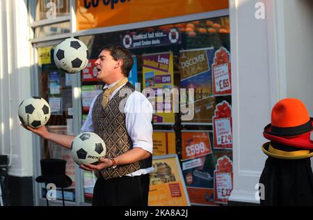 juggler. Man juggling balls in Bedford, United Kingdom Stock Photo - Alamy