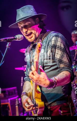 Aaron Bond on guitar & vocals Stock Photo - Alamy