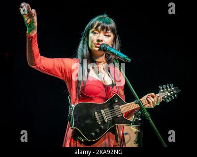 Grace Bond on vocals & mandolin Stock Photo - Alamy
