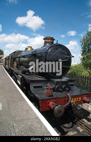 Steam locomotive No. 4079 'Pendennis Castle' emitting steam at Didcot ...