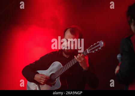 Virtuoso guitarist Gyan Riley playing with Grammy winner Arooj Aftab on ...