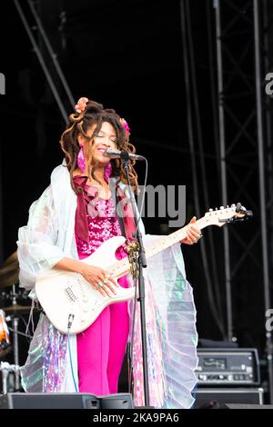 Valerie June plays the Mountain Stage on Day Four of the Green Man ...