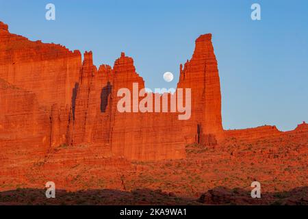 Rising moon between the Cottontail & the Titan in the Fisher Towers ...