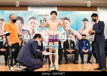 WBC light flyweight champion Kenshiro Teraji (white trunks) and WBA ...