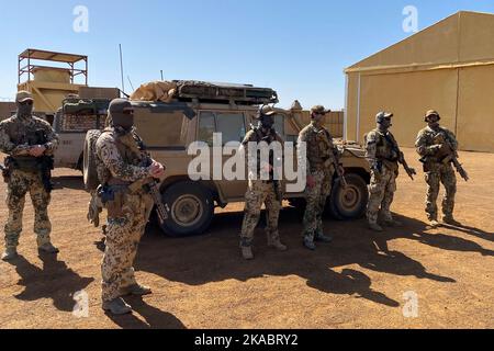 Niger, Tillia: 01 November 2022, Eberhard Zorn (2nd from right ...
