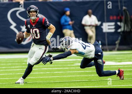 Tennessee Titans safety Andrew Adams (47) gets set on defense during an ...