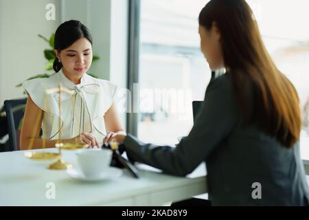 lawyers and clients are signing important contract documents Stock ...