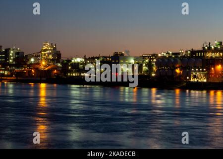 BASF in Ludwigshafen mit Rhein und Bahnanschluss. // 25.07.2025 ...