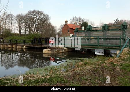 walsham weir lock Keepers Cottage river wey navigation surrey england ...