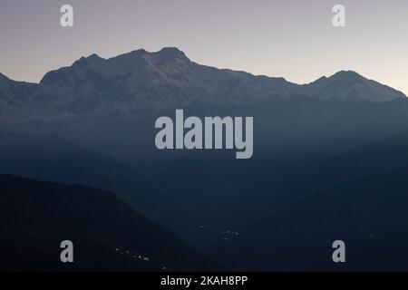 Beautiful village Bhujung and Ghale Gau Stock Photo - Alamy