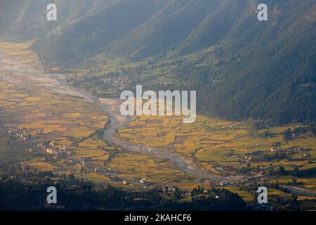 Beautiful village Bhujung and Ghale Gau Stock Photo - Alamy