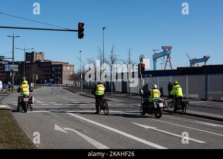 Motorradpolizei bei der Absicherung einer Demonstration in der ...
