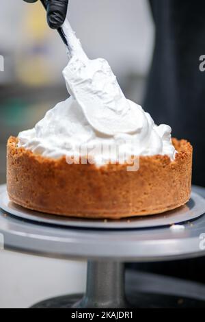 catering chef preparing key lime pie in pro kitchen Stock Photo - Alamy