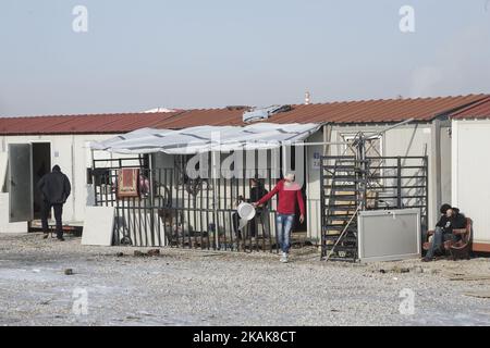 toilets in an Iraqi refugee camp Stock Photo - Alamy