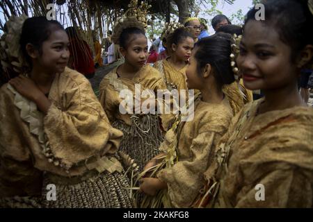 Ari tribe people in traditional clothing, Jinka, South Omo, Ethiopia ...