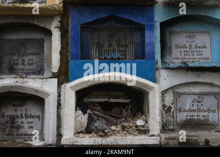 Carreta Cemetery, Cebu City, Philippines. 28th October, 2017. A family ...
