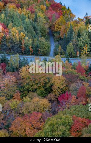 A beautiful shot of Echo lake and colorful fall foliage in Franconia ...
