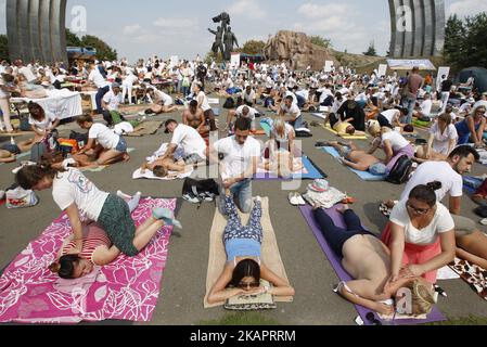 300 Ukrainian masseurs and masseuses perform simultaneous massage in an ...