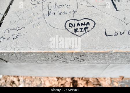 people gathered at the Lady Di 's memorial for the 20 th birthday of is death on August 31, 2017 ...