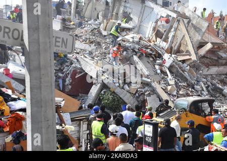 Rescuers are seen during the helping people after 7.1 earthquake ...