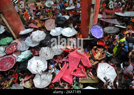 People collecting holy rice during the Annakut Utsav (Govardhan Puja ...