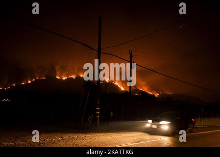 The Thomas wildfire burns in Carpinteria, California on December 11 ...