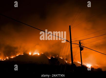 The Thomas wildfire burns in Carpinteria, California on December 11 ...
