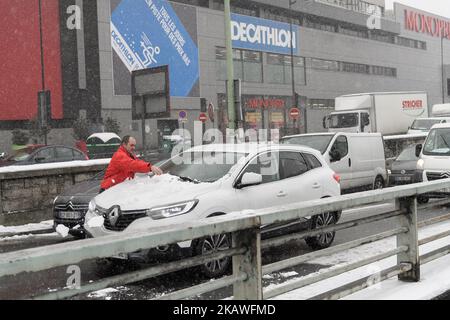 Snow falling again in Paris, France, on 9 February 2018, disturbing ...