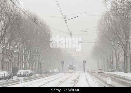 Snow falling again in Paris, France, on 9 February 2018, disturbing ...