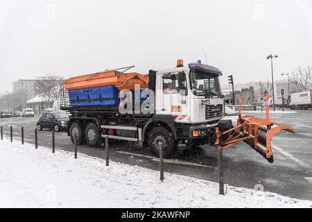 Snow falling again in Paris, France, on 9 February 2018, disturbing ...