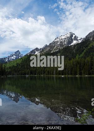 String Lake and reflected mountains, near Leigh Lake Trailhead, Grand ...