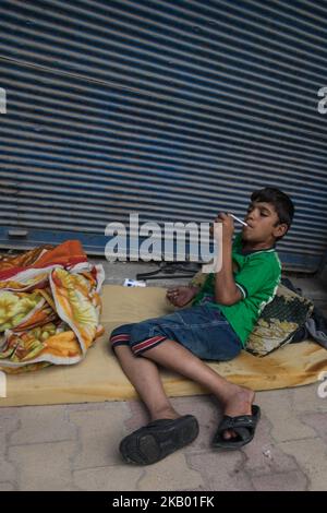 A homeless street kid sleeping on the roadside in Mumbai, India Stock ...