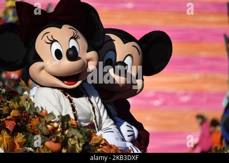 Disney's Mini and Mickey Mouse ride on a Walt Disney World carriage ...